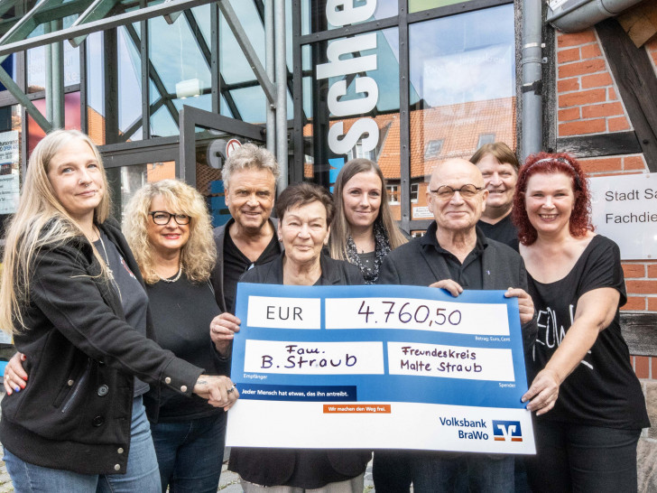 Spendenübergabe nach Benefizkonzert für Malte Straub | regionalHeute.de